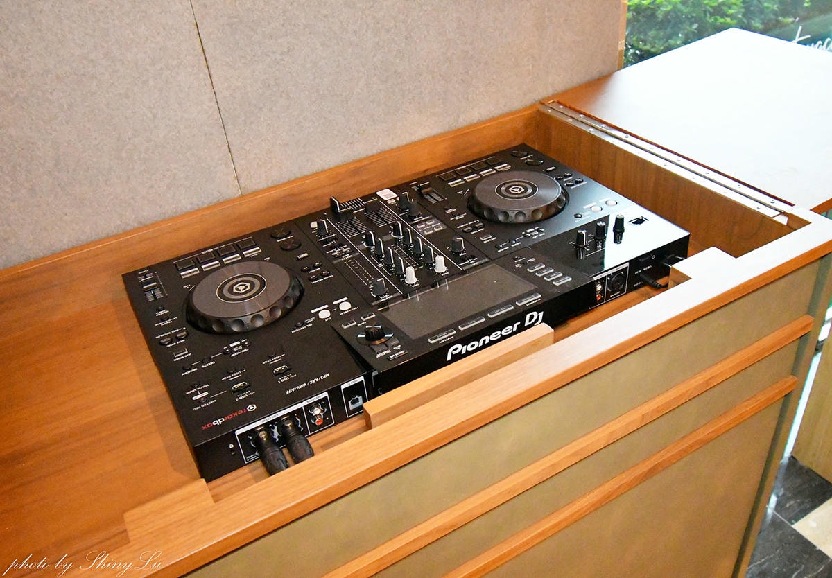 Two Tails Hotel 蘆洲，充滿活力氛圍感，捷運徐匯中學站樓上，蘆洲住宿推薦 – 呂萱萱愛分享